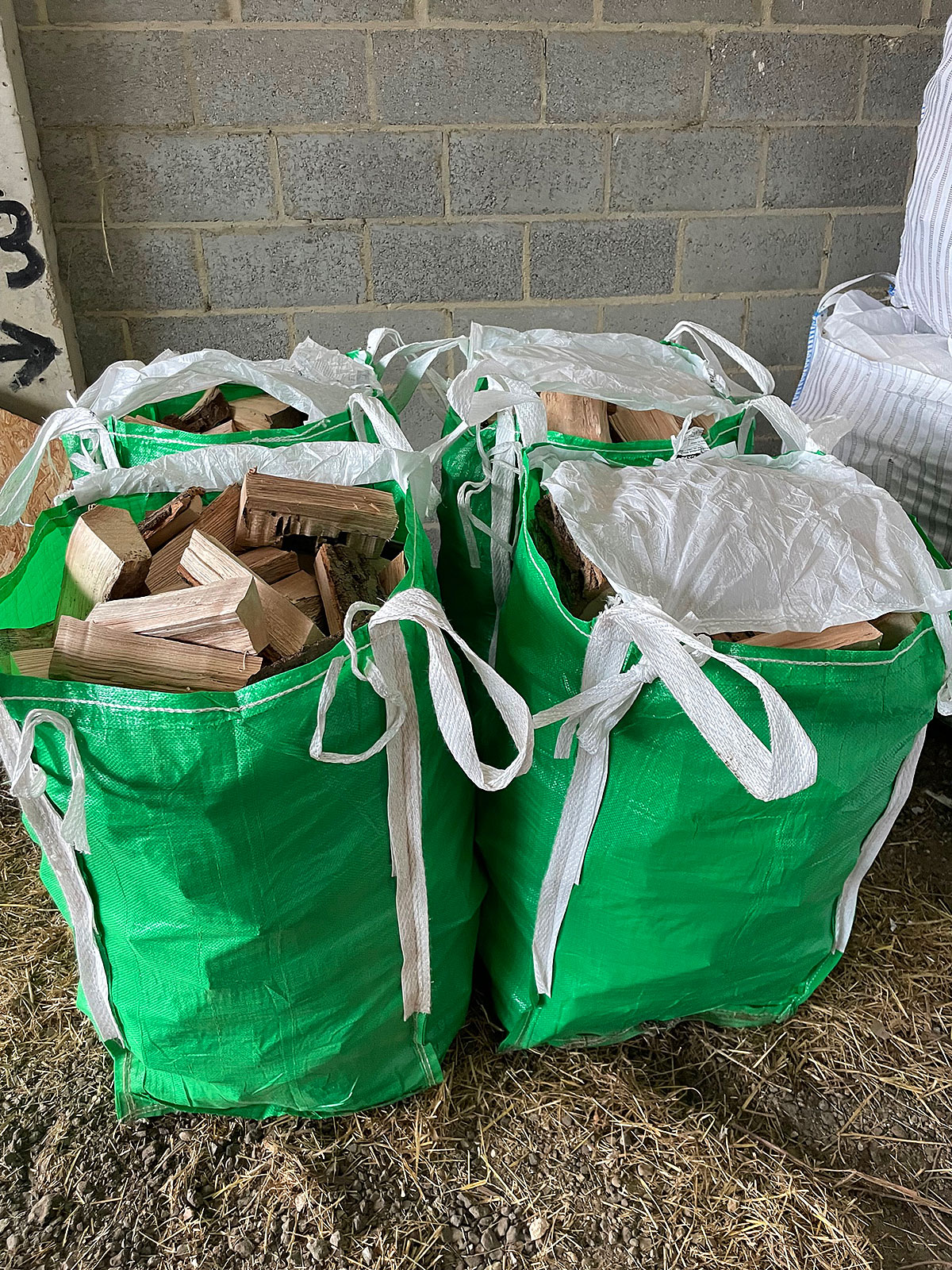 air-dried-hardwood-log-barrow-bag-quarter-cubic-meter-log-squad